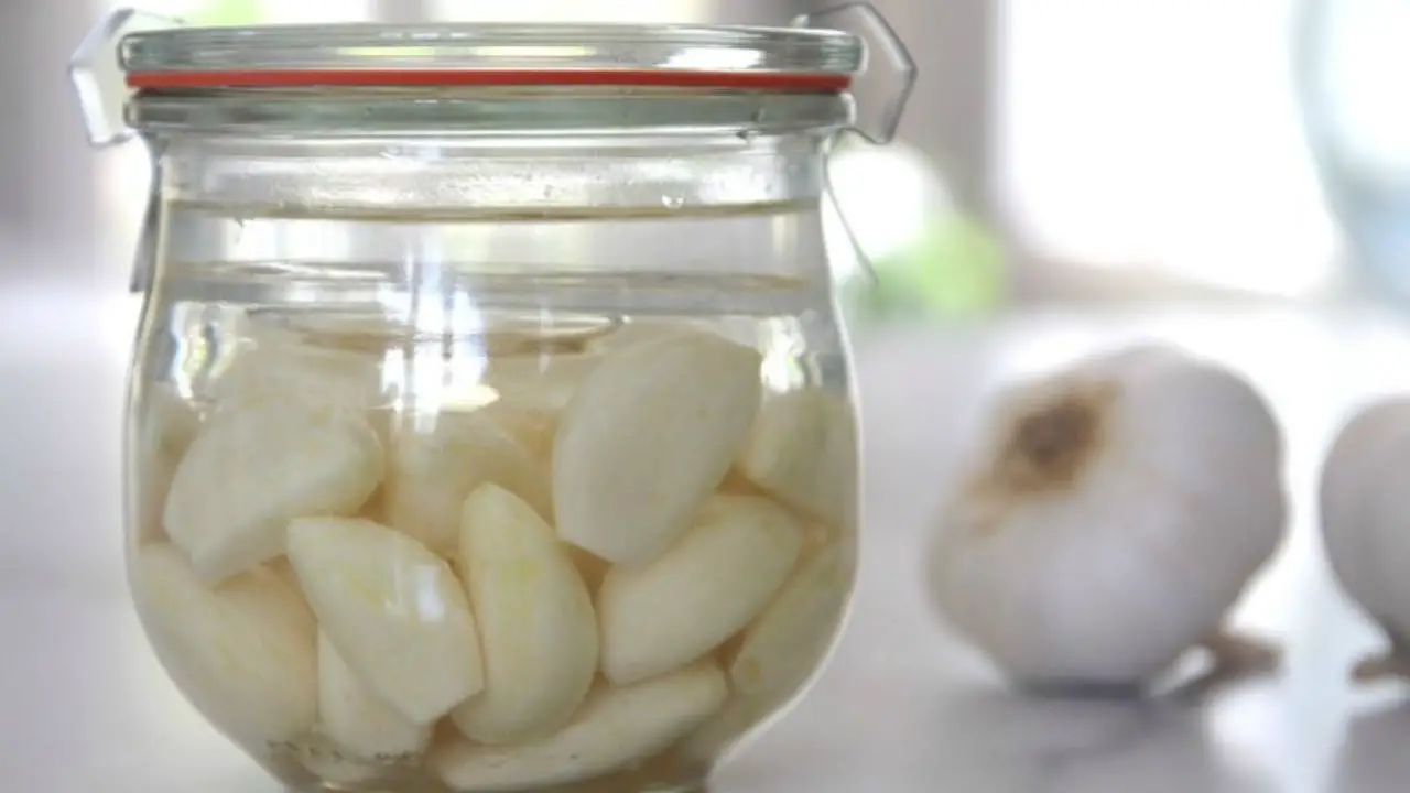 Soak 5 cloves of garlic in a jar full of water: because many people do ...