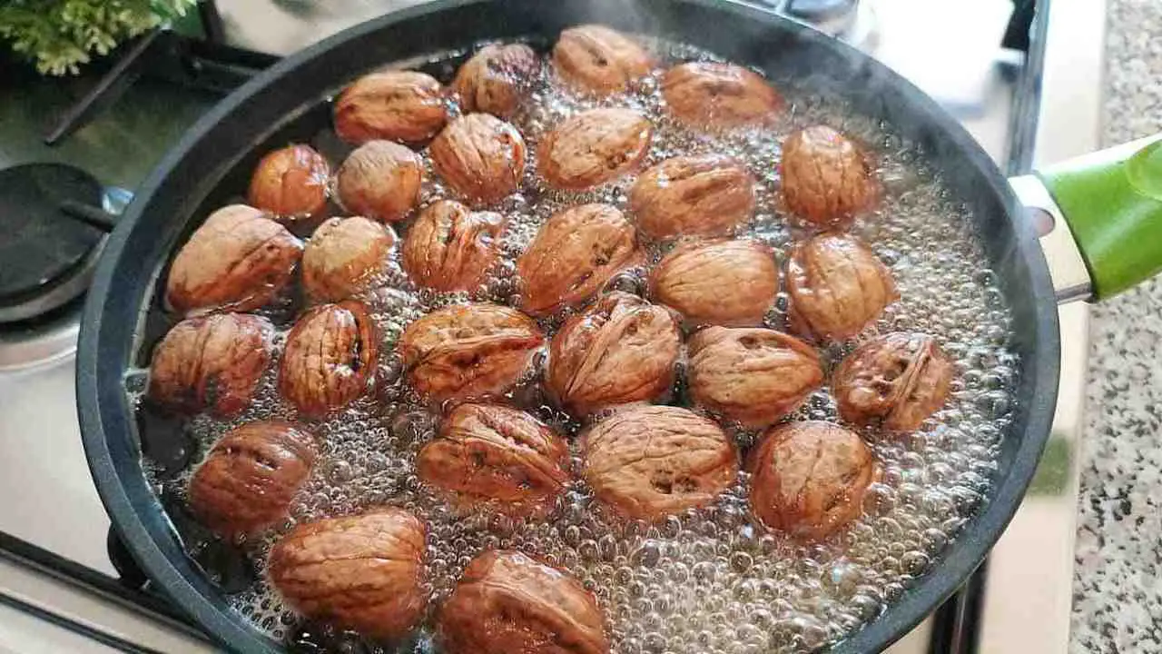 Throw the nuts in boiling water, the method you will no longer be able ...
